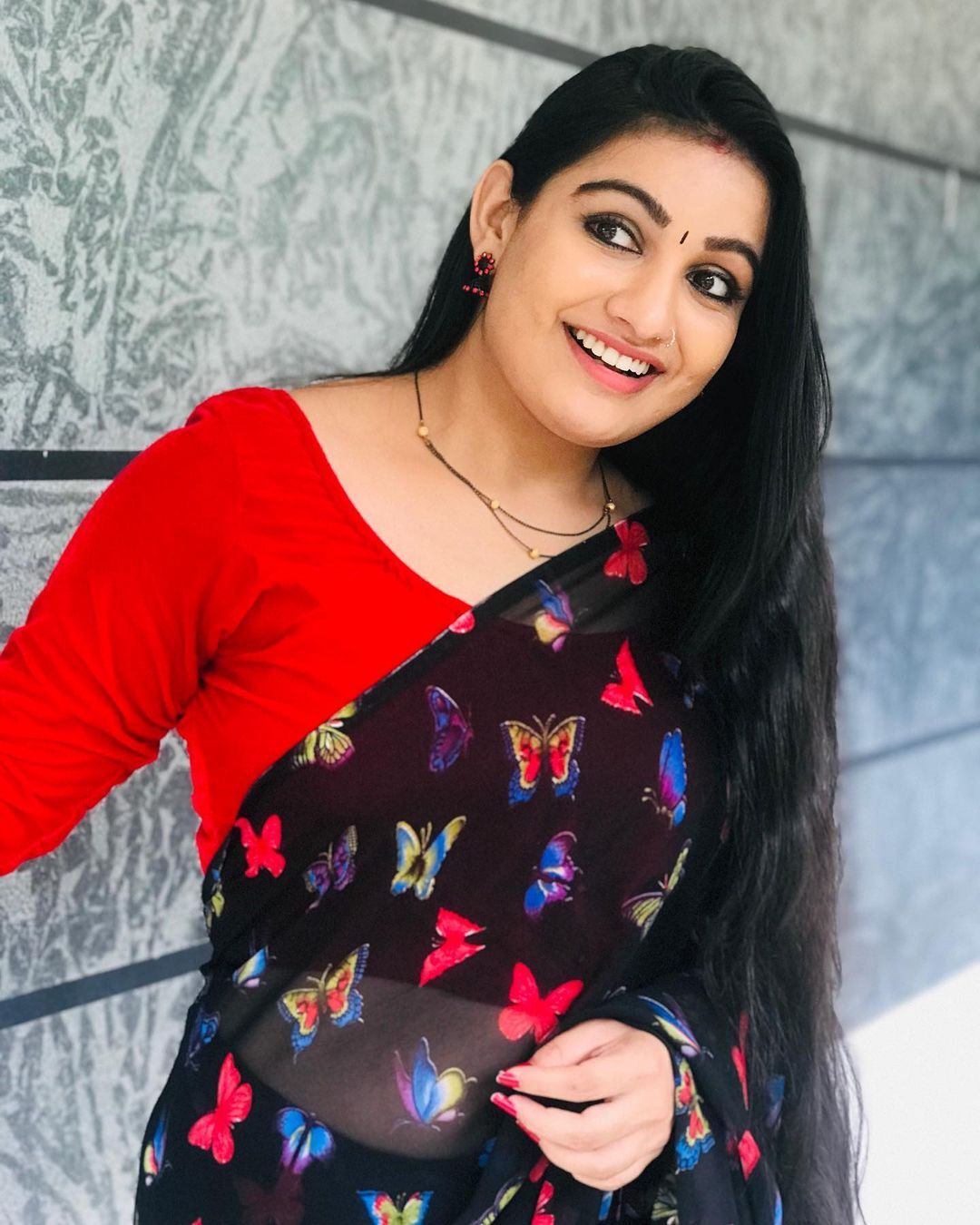 സാരിയിൽ സുന്ദരിയായി മാൻവേ സുരേന്ദ്രൻ.. താരത്തിന്റെ പുതിയ ചിത്രങ്ങ ...