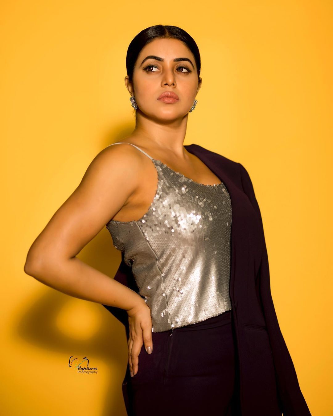 రెడ్ కలర్ ఔట్ ఫిట్‌లో పూర్ణ సూపర్ హాట్ | Actress Poorna Bold Photos ...
