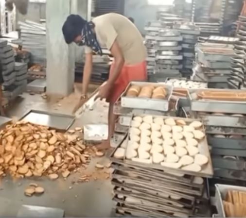 இனி ரஸ்க் பார்க்கும்போது இந்த ஞாபகம் தானே வரும்!... நாக்கால் நக்கி ...