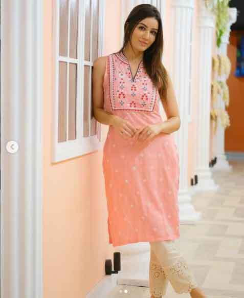 ऑस्ट्रेलियाई-भारतीय सुंदरी Amy Aela की दिलकश अदाओं के आगे फीकी पड़ जाती ...