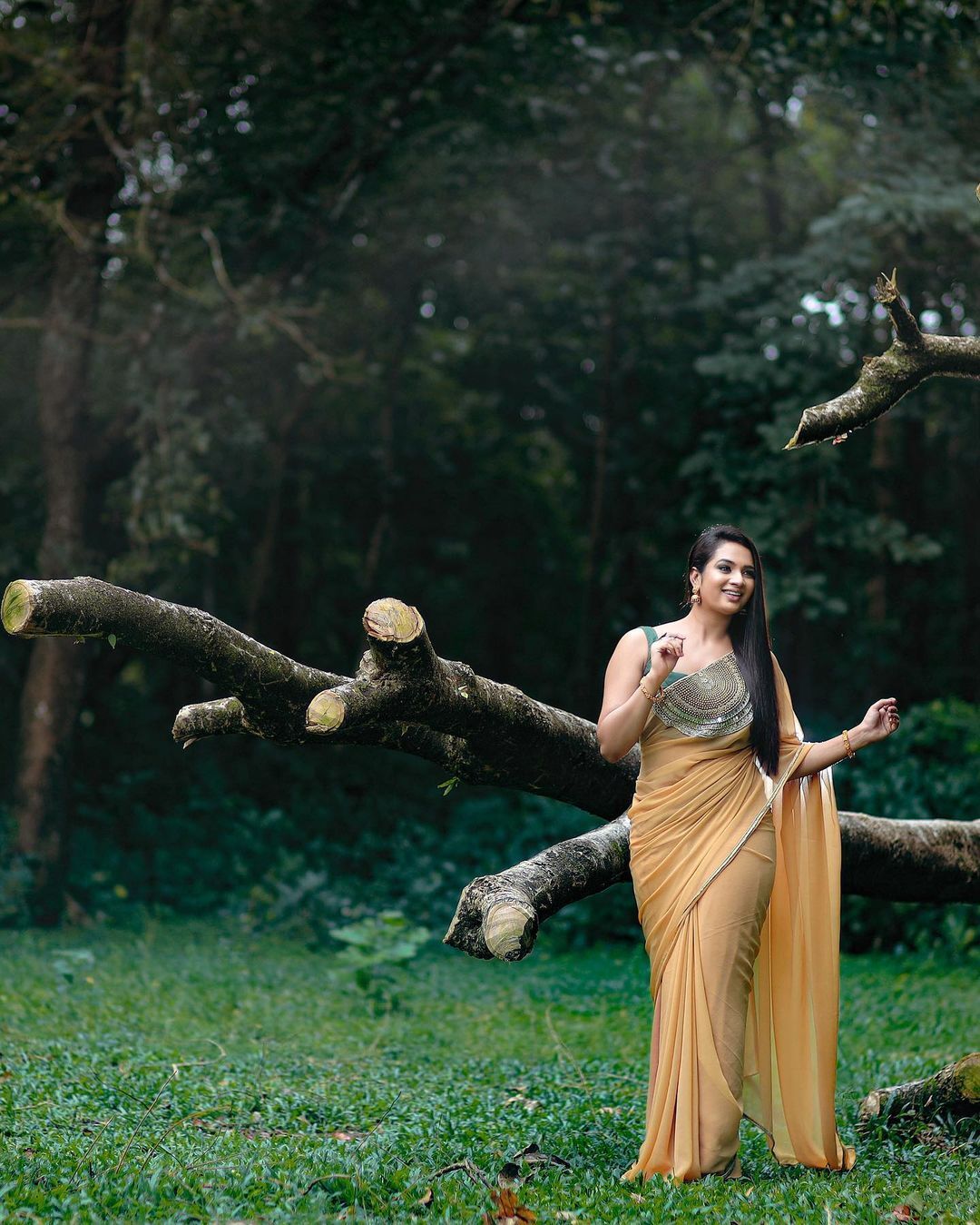 സാരിയിൽ കിടിലൻ ലുക്കിൽ നടി ശരണ്യ ആനന്ദ്... ചിത്രങ്ങൾ വൈറ ...