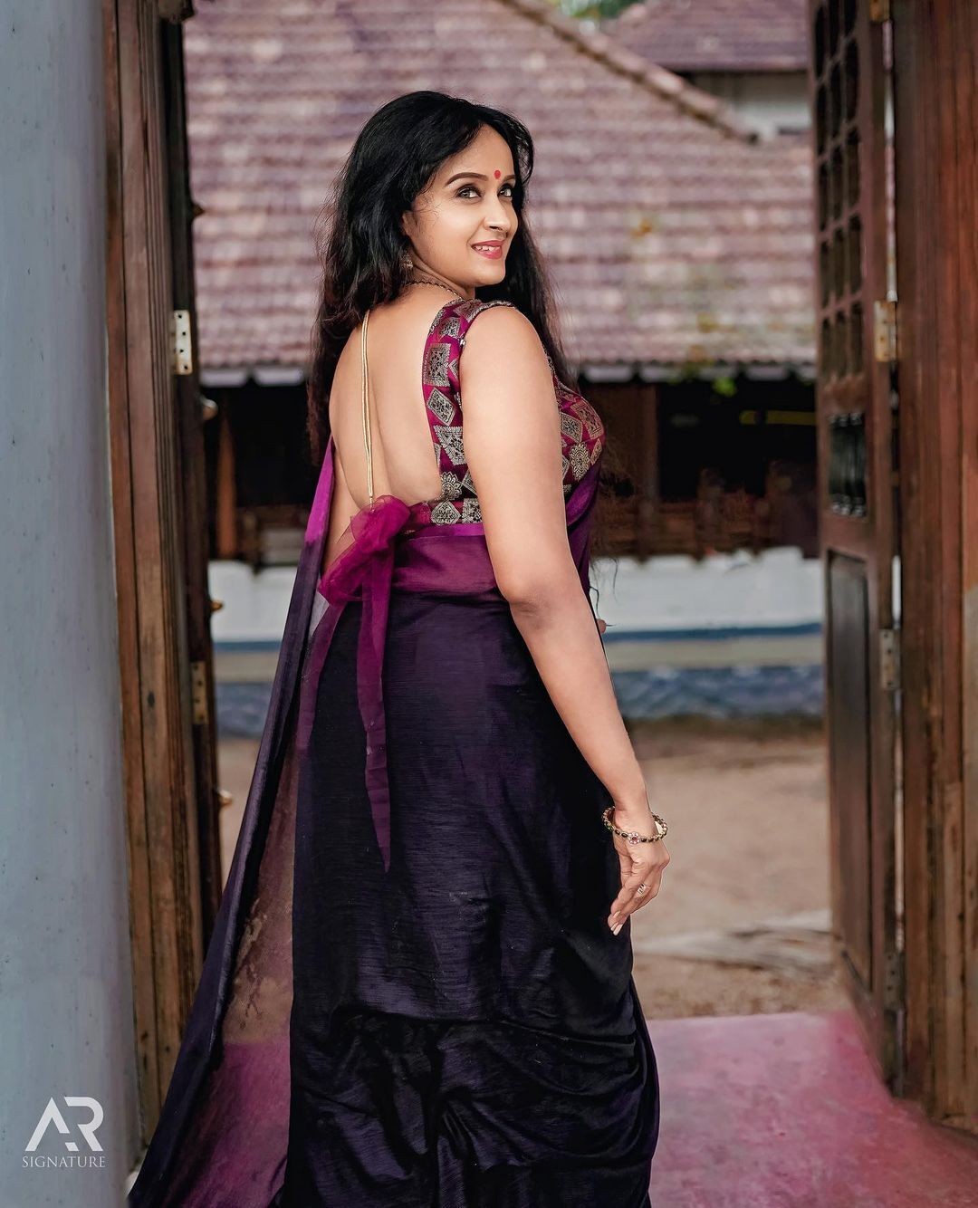 അതീവ ഗ്ലാമറസില്‍ ശാലു മേനോന്‍; ഹോട്ട് ലുക്കാണെന്ന് ആരാധകര്‍, വൈറല്‍ ചിത്രങ്ങള്‍ കാണാം ...