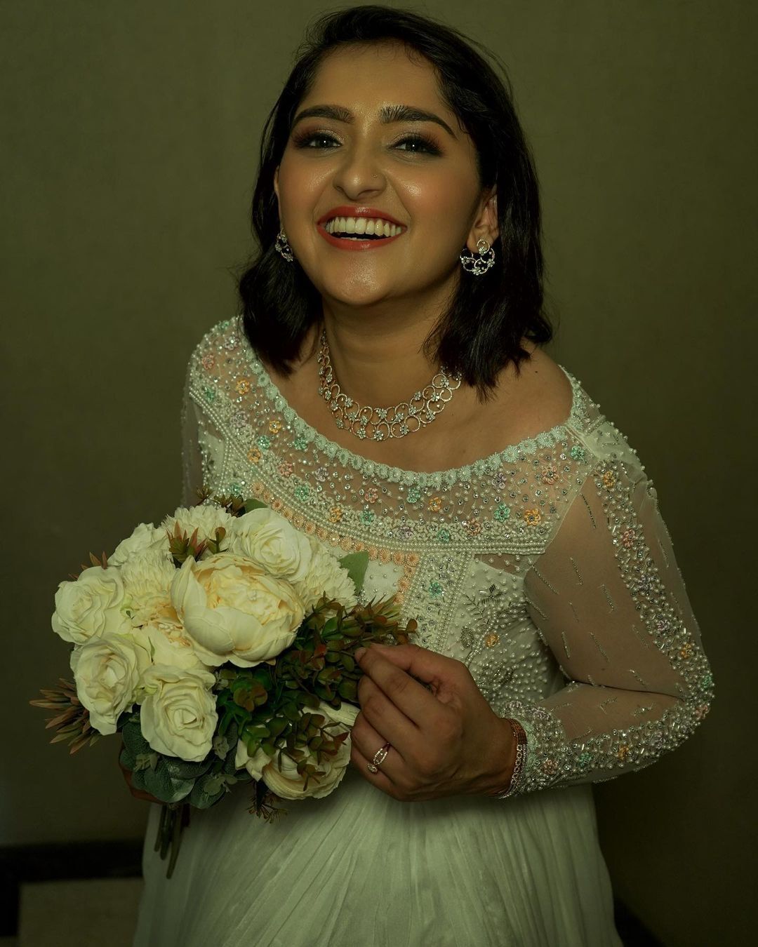 കോട്ടും സ്യൂട്ടും അണിഞ്ഞ് സനുഷയുടെ ഫോട്ടോഷൂട്ട്; ഫുള്‍ ചേഞ്ചാണല്ലോ ...