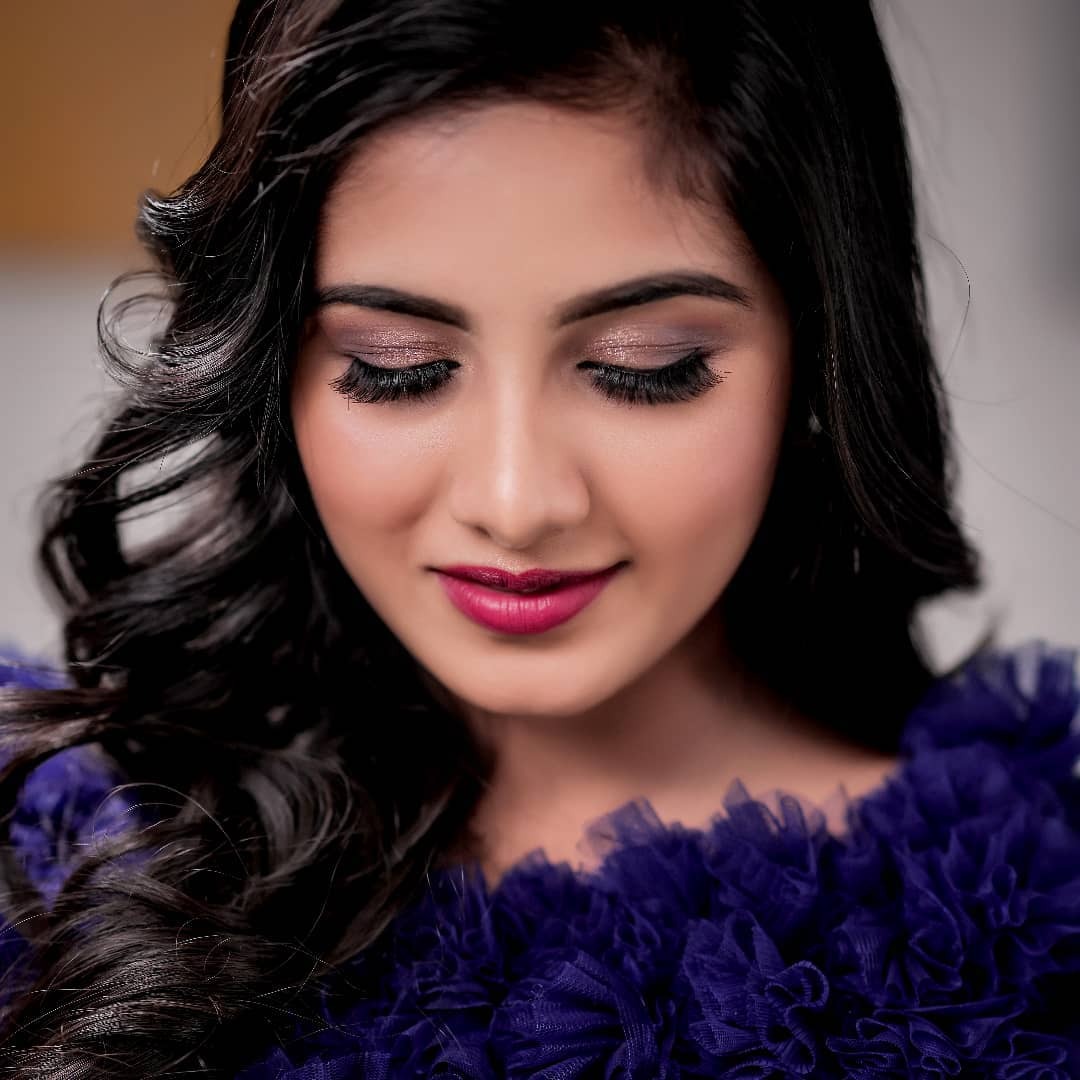 കുതിരപ്പുറത്ത് ദേവേട്ടനെ കൂട്ടാതെ കണ്‍മണി ചേച്ചി ഏങ്ങോട്ടാ? മനീഷയുടെ പുതിയ ഫോട്ടോഷൂട്ട് ...