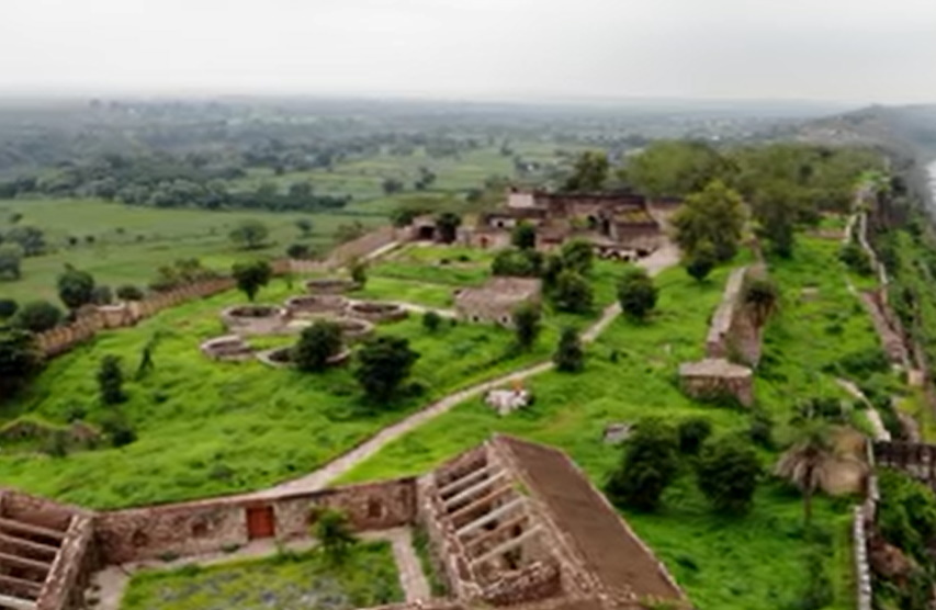 तीन तरफ से नदियों से घिरा है यह देश का एकमात्र बिना नींव वाला किला, 14 ...