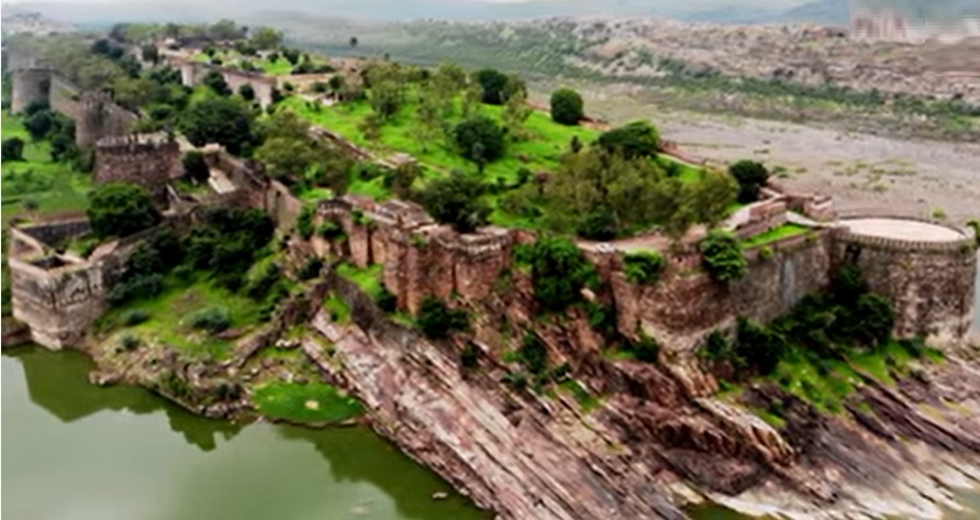 तीन तरफ से नदियों से घिरा है यह देश का एकमात्र बिना नींव वाला किला, 14 ...