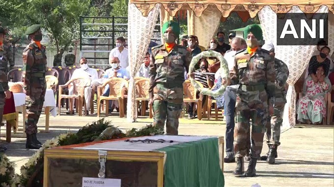 Wreath-laying ceremony of Major Rohit Kumar & Major Anuj Rajput was held in Udhampur - Oneindia