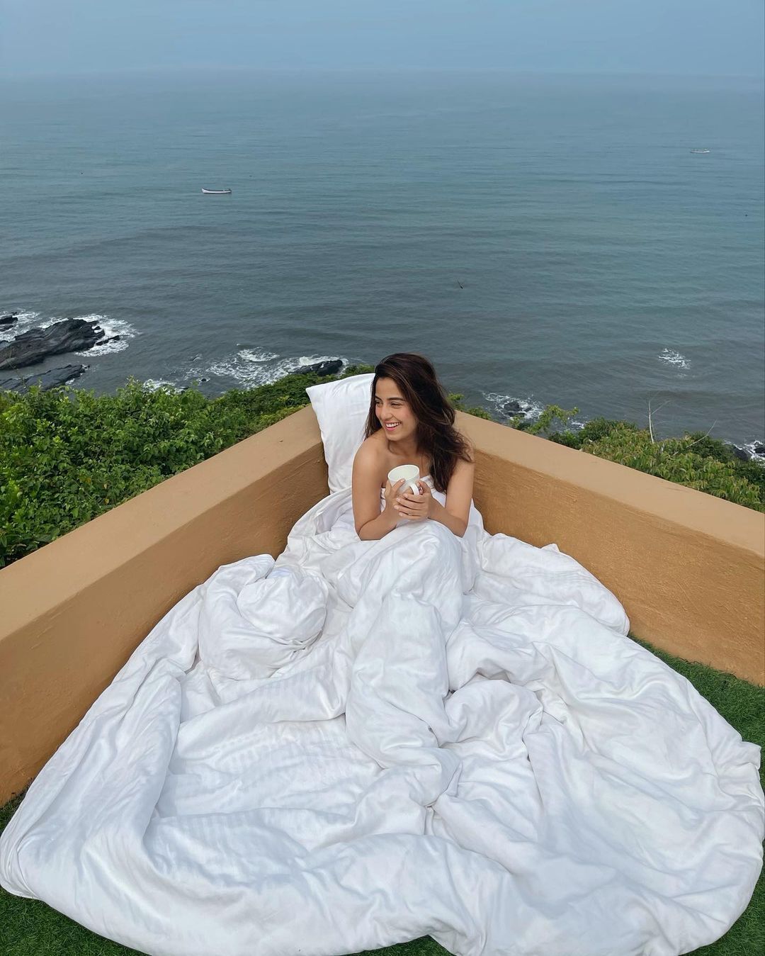 Bigg Boss फेम सृष्टि रोडे ने पार की बोल्डनेस की सारी हदें, रजाई से ...