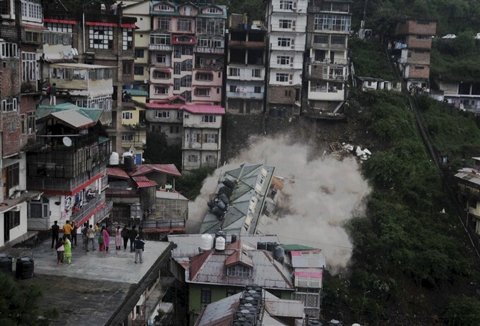 Multi-Storey building collapsed at Kachi Ghati In Shimla - Oneindia