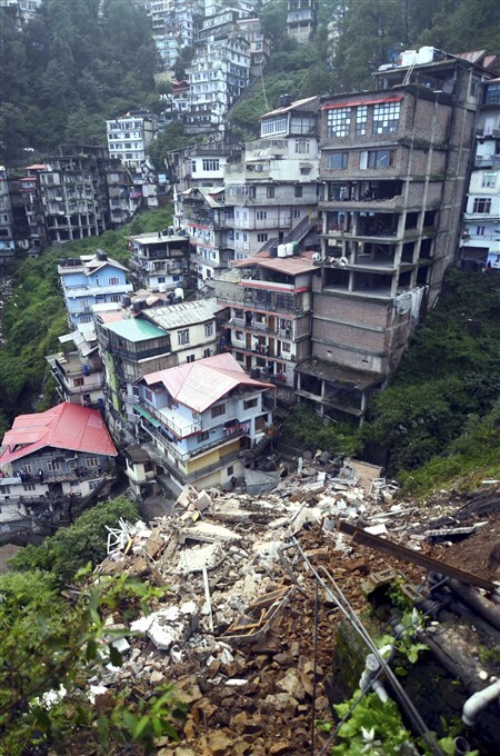 Multi-Storey building collapsed at Kachi Ghati In Shimla - Oneindia