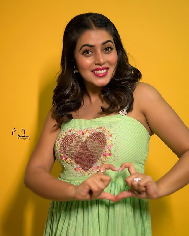 Poorna బొమ్మ తగ్గేదేలే..(ఫోటోలు) | Actress Poorna Goes Hot With Cute ...