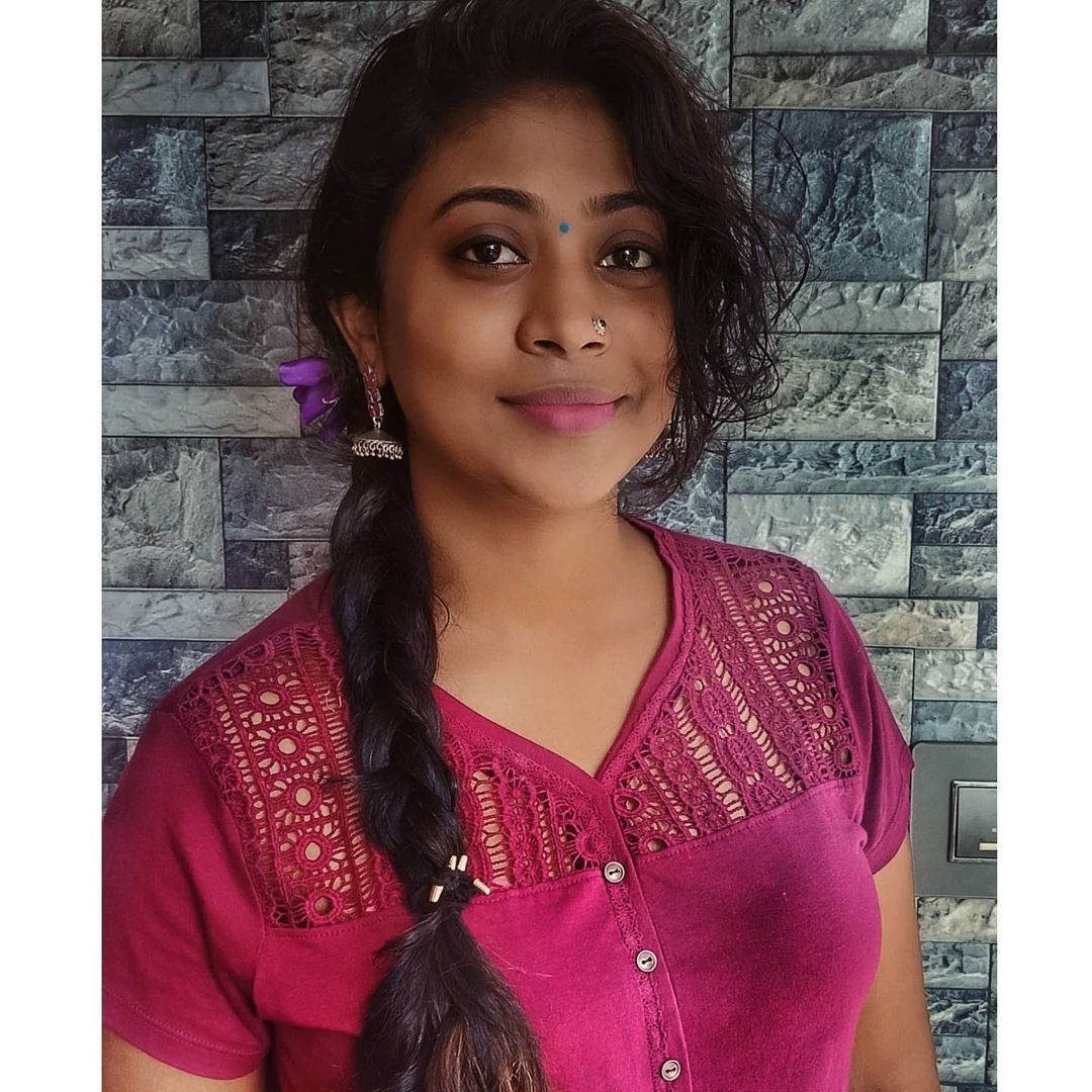 பிரபல ஹாட் நடிகைக்கு டும் டும் டும்.... மலையாள இயக்குனரை காதலித்து கரம் ...