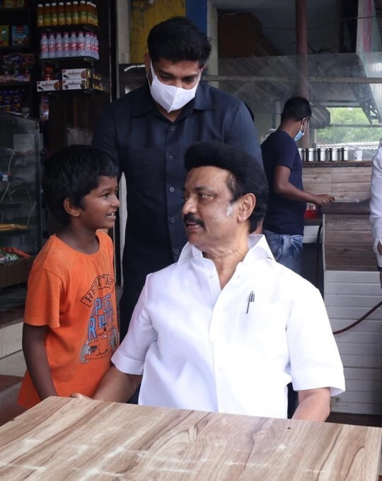 CM MK Stalin Interacts With Public at a roadside stall and drinks tea ...