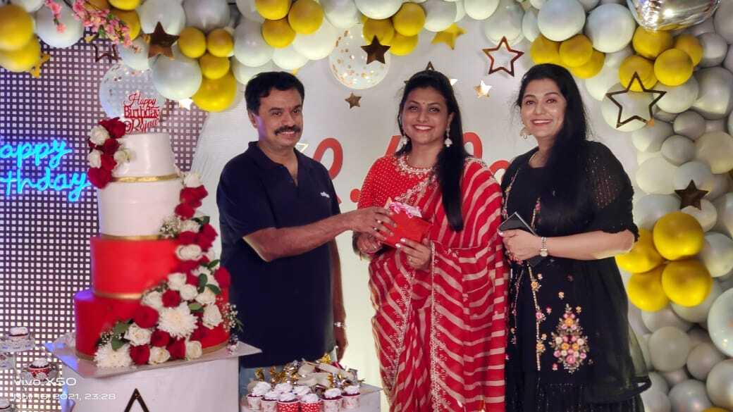 Happy Birthday Roja: కుటుంబ సభ్యుల మధ్య నగరి ఎమ్మెల్యే పుట్టినరోజు ...
