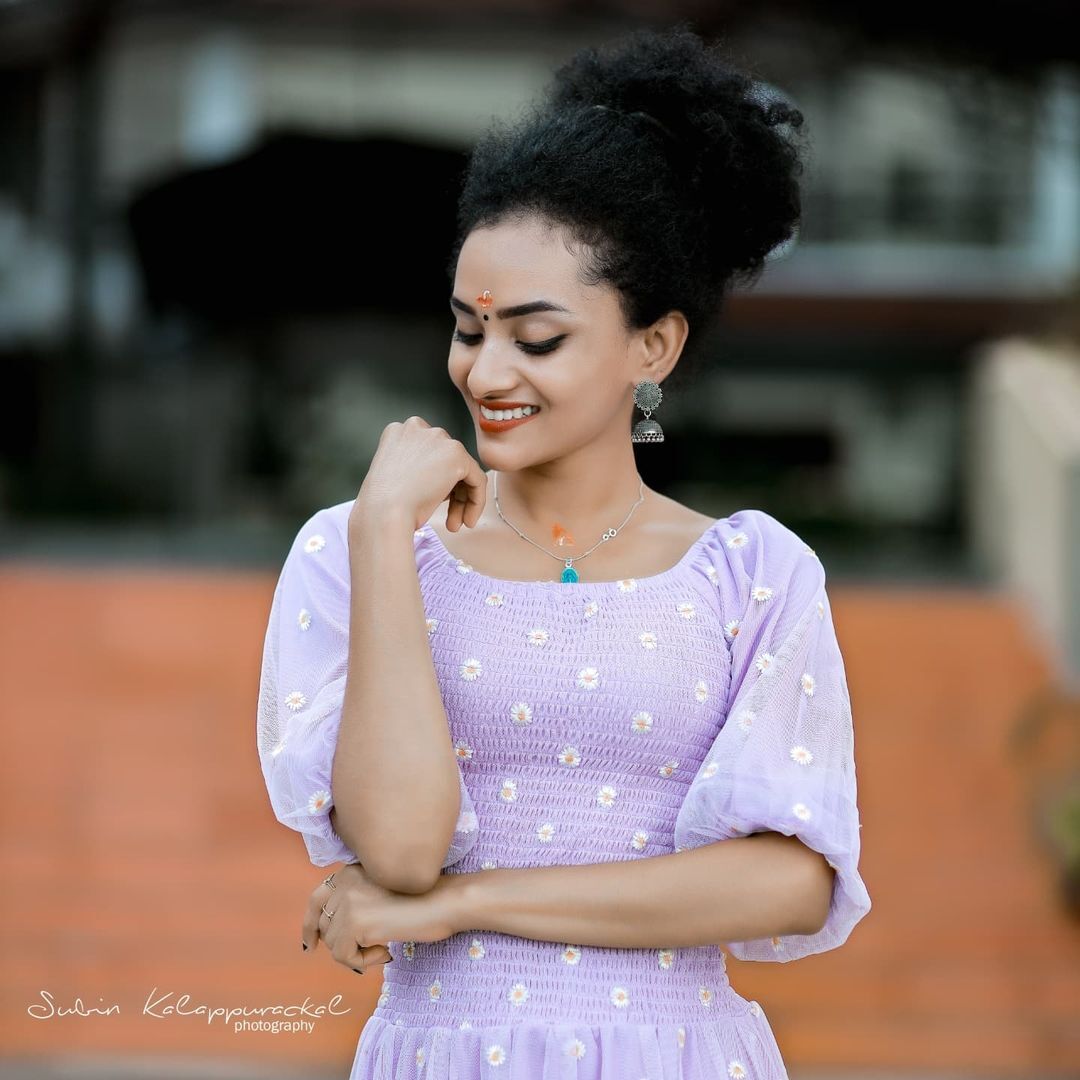 സിമ്പിള്‍ ആന്‍ഡ് ക്യൂട്ട്: അന്ന ചാക്കോ, കാണാന്‍ എന്തു ഭംഗിയാണെന്ന് ...