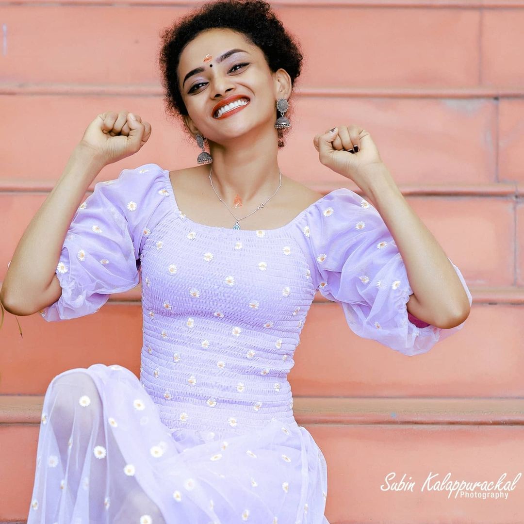 സിമ്പിള്‍ ആന്‍ഡ് ക്യൂട്ട്: അന്ന ചാക്കോ, കാണാന്‍ എന്തു ഭംഗിയാണെന്ന് ...