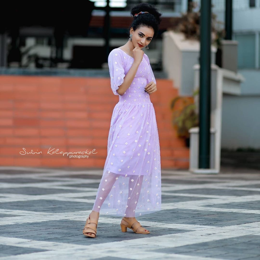 സിമ്പിള്‍ ആന്‍ഡ് ക്യൂട്ട്: അന്ന ചാക്കോ, കാണാന്‍ എന്തു ഭംഗിയാണെന്ന് ...