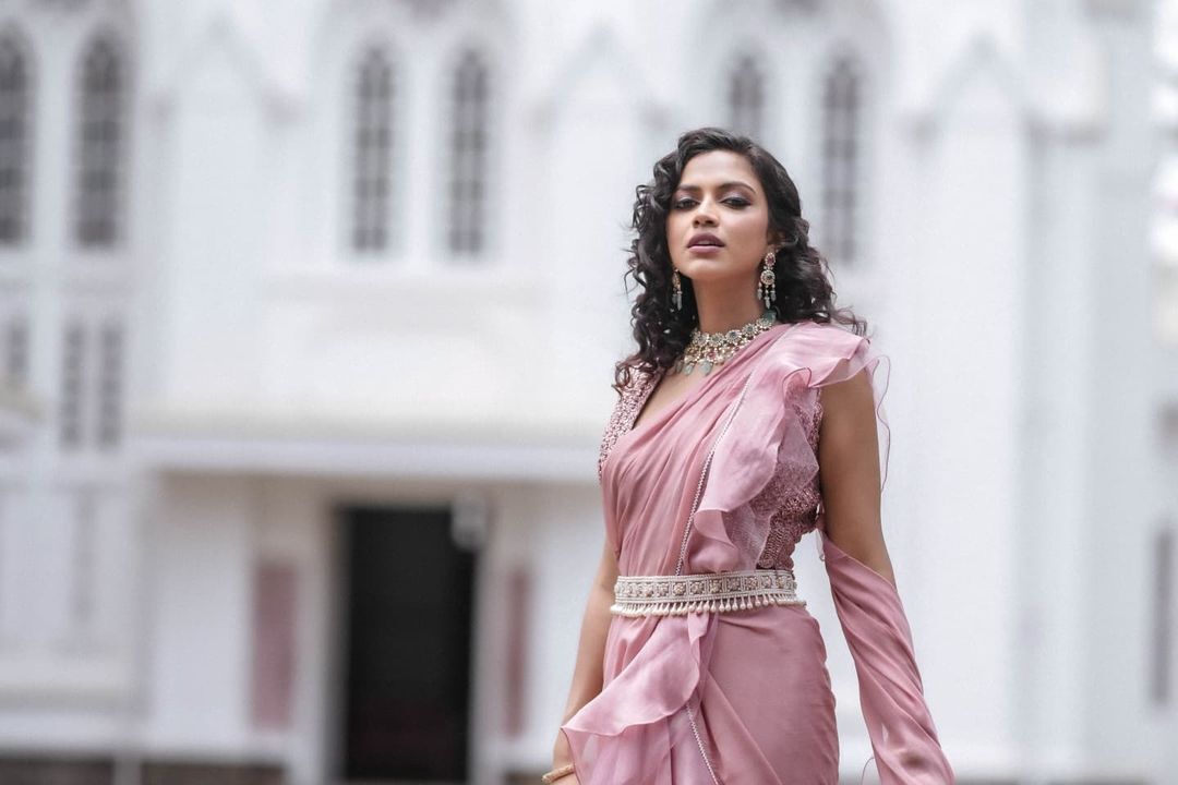 സാരി ഇങ്ങനെയും ഉടുക്കാം അല്ലേ; അമല പോളിന്റെ ഫോട്ടോഷൂട്ട് ഏറ്റെടുത്ത് ...