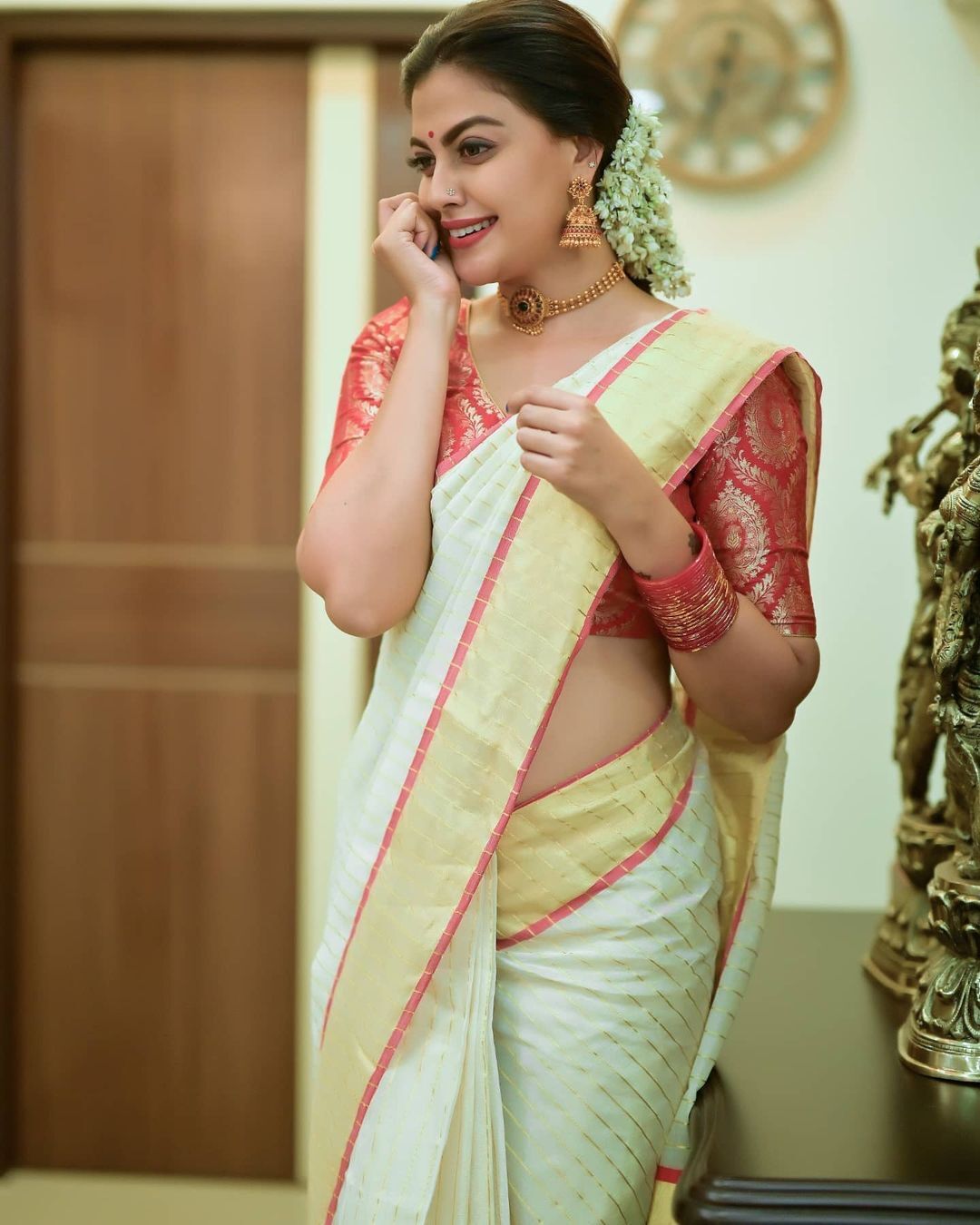 അനുശ്രീ...ഗ്ലാമര്‍ ഇപ്പോള്‍ കൂടിക്കൂടി വരുന്നുണ്ട്; ലുക്ക് ഒരു ...