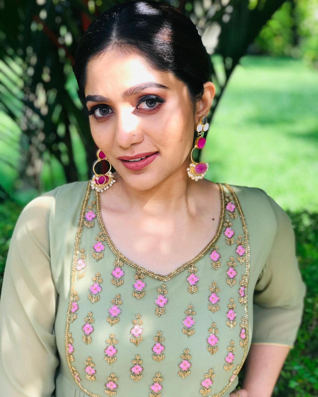 ചുവപ്പഴകില്‍ ആര്യ; അടിപൊളി ചിത്രങ്ങള്‍ പങ്കുവച്ച് ബിഗ് ബോസ് താരം ...