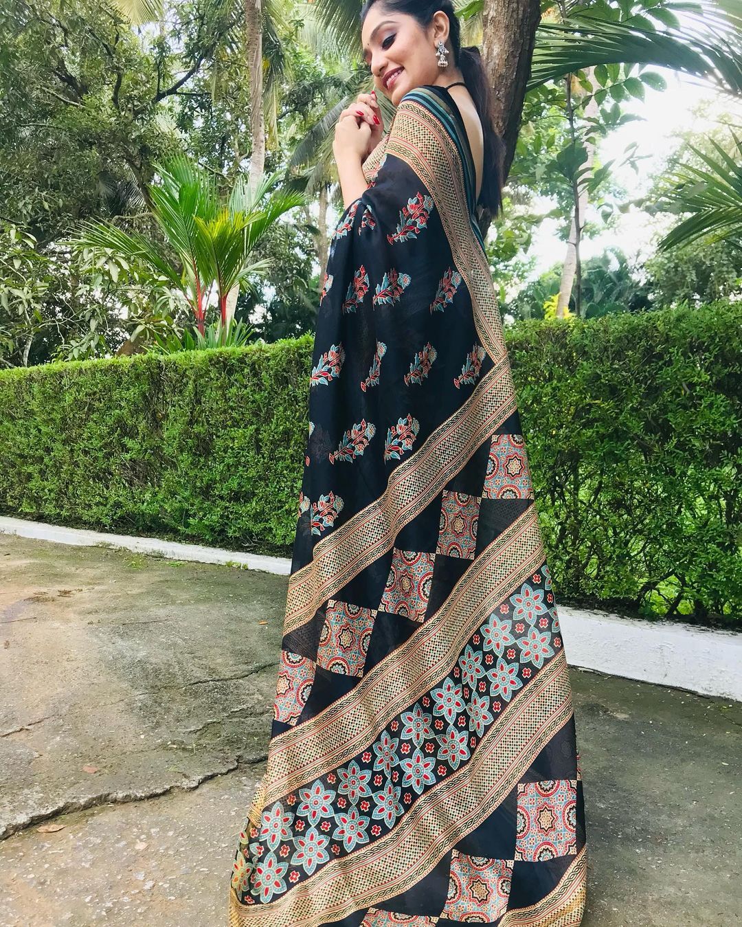 അടിപൊളി ആര്യ; സാരിയില്‍ ലുക്കായി നടി, ചിത്രങ്ങൾ കാണാം | Actress Arya ...