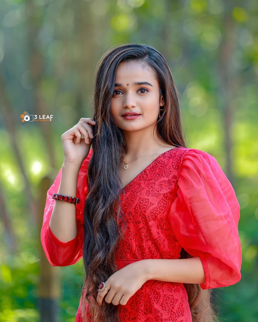 റെഡിഷില്‍ അതി സുന്ദരിയായി മീനാക്ഷി; എന്തൊരു ഭംഗിയാണെന്ന് ആരാധകര് ...