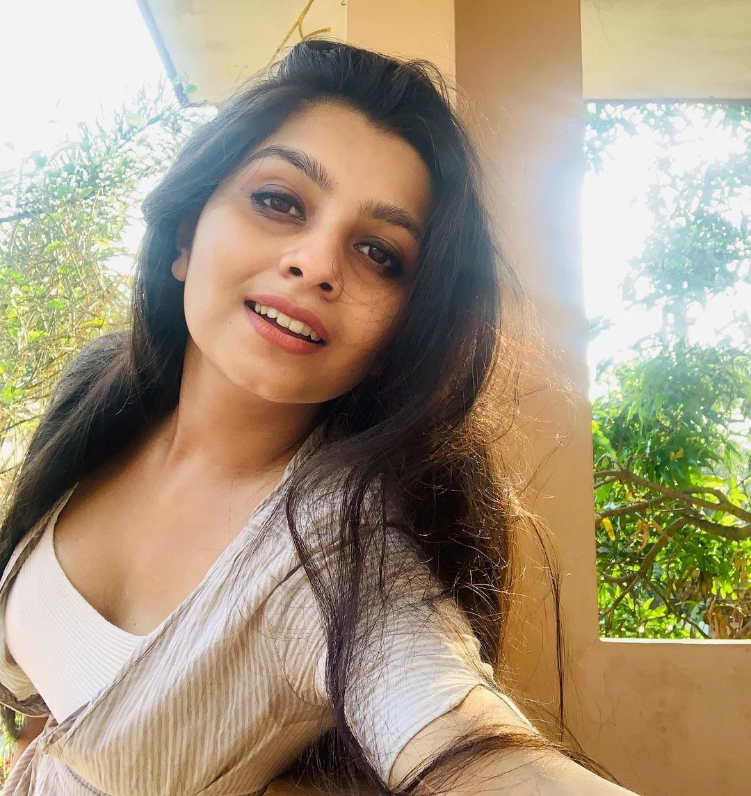 കറുപ്പിനഴക്....! കറുപ്പില്‍ ഗ്ലാമറസായി നിരഞ്ജന, ചിത്രങ്ങള്‍ കാണാം ...