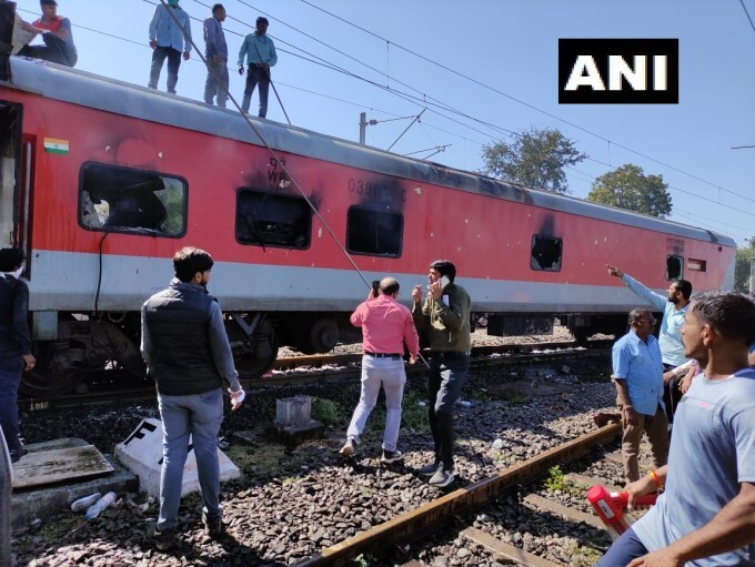 Fire broke out in the pantry car of Gandhidham-Puri Express - Oneindia