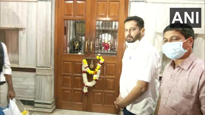 Former Goa CM late Manohar Parrikar's son Utpal Parrikar offers prayers ...