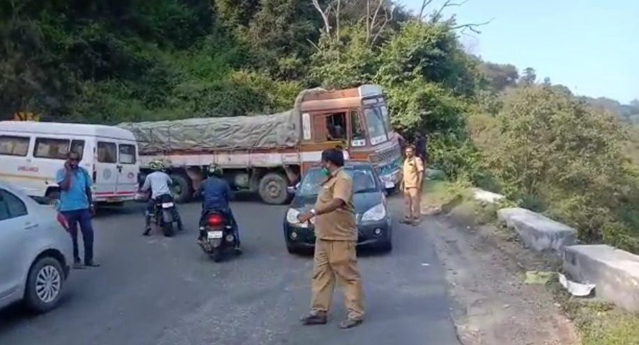 PHOTOS : ஒரே ஒரு லாரி டோட்டல் ரோடும் பிளாக்.... போக்குவரத்து பாதிப்பால் ...