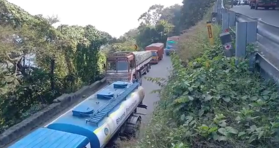 PHOTOS : ஒரே ஒரு லாரி டோட்டல் ரோடும் பிளாக்.... போக்குவரத்து பாதிப்பால் ...