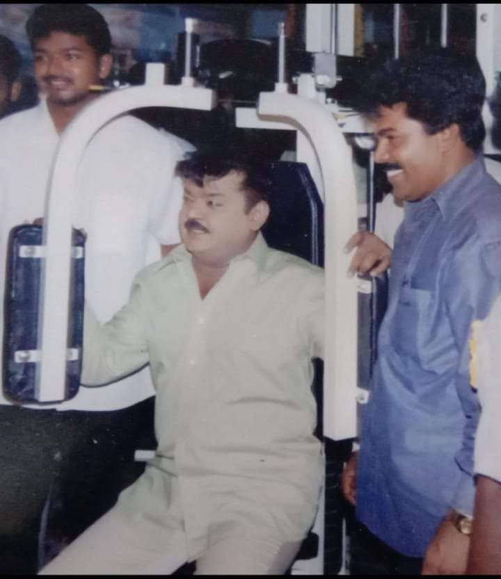 PHOTOS : தளபதி விஜய்க்கு ஜிம் ஒர்கவுட் சொல்லிக்கொடுத்த கேப்டன் ...