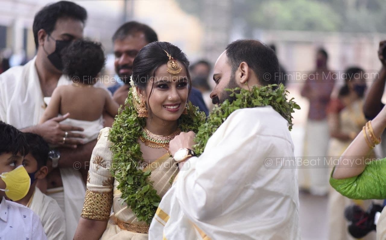 സീരിയല്‍ താരം ദേവിക നമ്പ്യാര്‍ വിവാഹിതയായി; ഗുരുവായൂര്‍ നടയിലെ ...