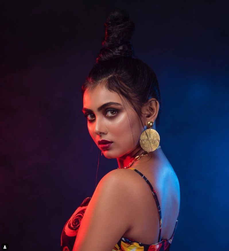 বেনারসী থেকে ওয়েস্টার্ন, সব পোশাকেই সমান মোহময়ী অভিনেত্রী ইধিকা পাল ...