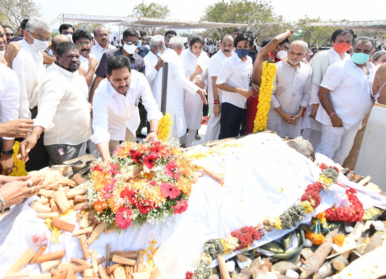 మేకపాటి అంత్యక్రియల్లో సీఎం తో సహా మంత్రులు | AP CM Pays Tributes To ...