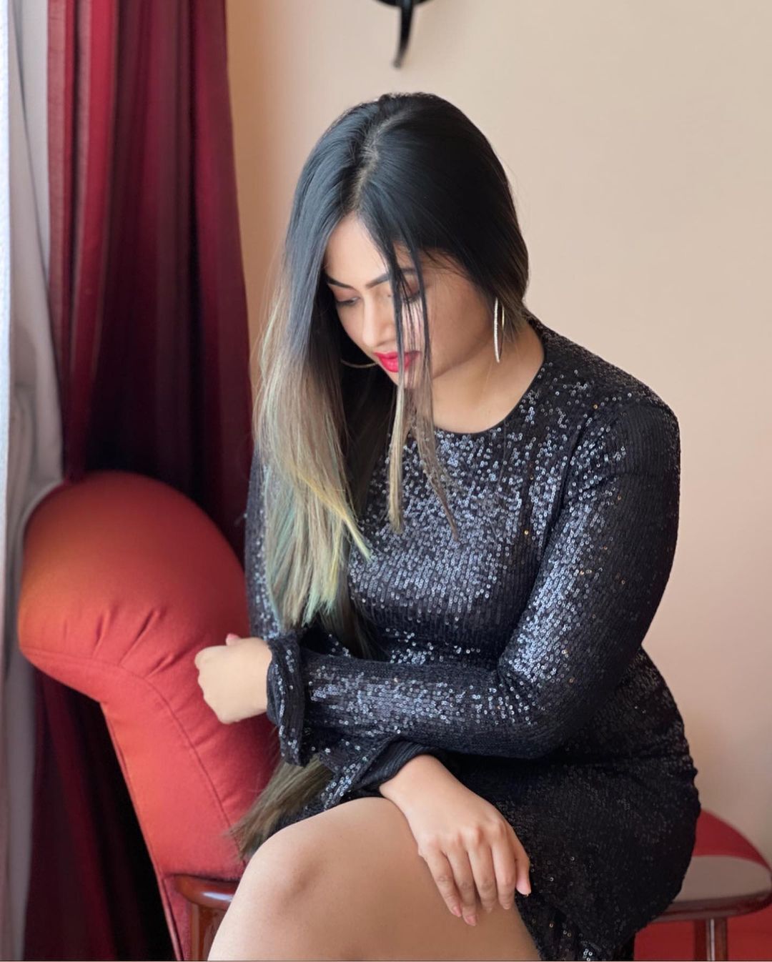 ശാലിൻ ഒന്നും പറയാനില്ല, ലുക്ക് ഒരു രക്ഷയുമില്ല; ഫോട്ടോഷൂട്ട് ...