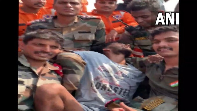 Indian Army rescue Kerala Trekker From Malampuzha mountains - Oneindia