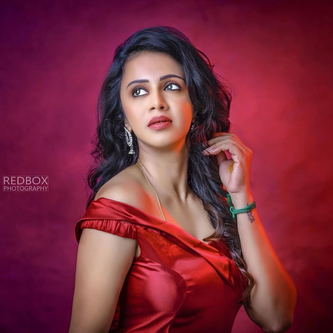 PHOTOS : குத்தவச்சு சும்மா நச்சுன்னு... நறுக்குன்னு... போஸ் கொடுத்த VJ ...