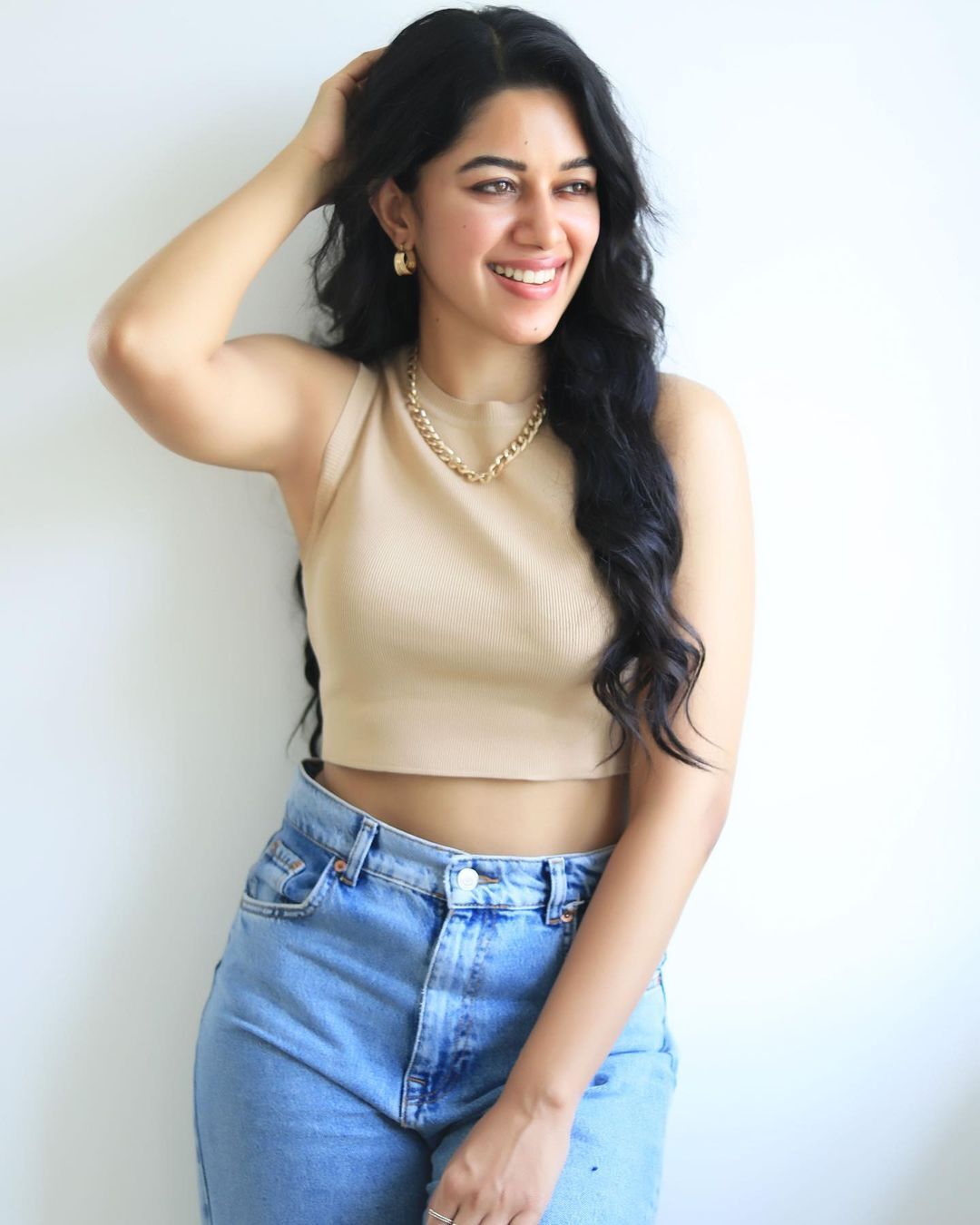 PHOTOS : வாவ்... கிழிந்த பேண்டில் தாறுமாறாக கிளுகிளுப்பு காட்டிய நடிகை ...