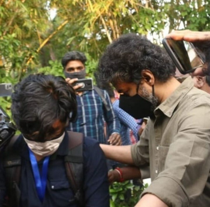 PHOTOS : தடுக்கி விழுந்த புகைப்பட கலைஞருக்கு கைகொடுத்து உதவிய நடிகர் ...