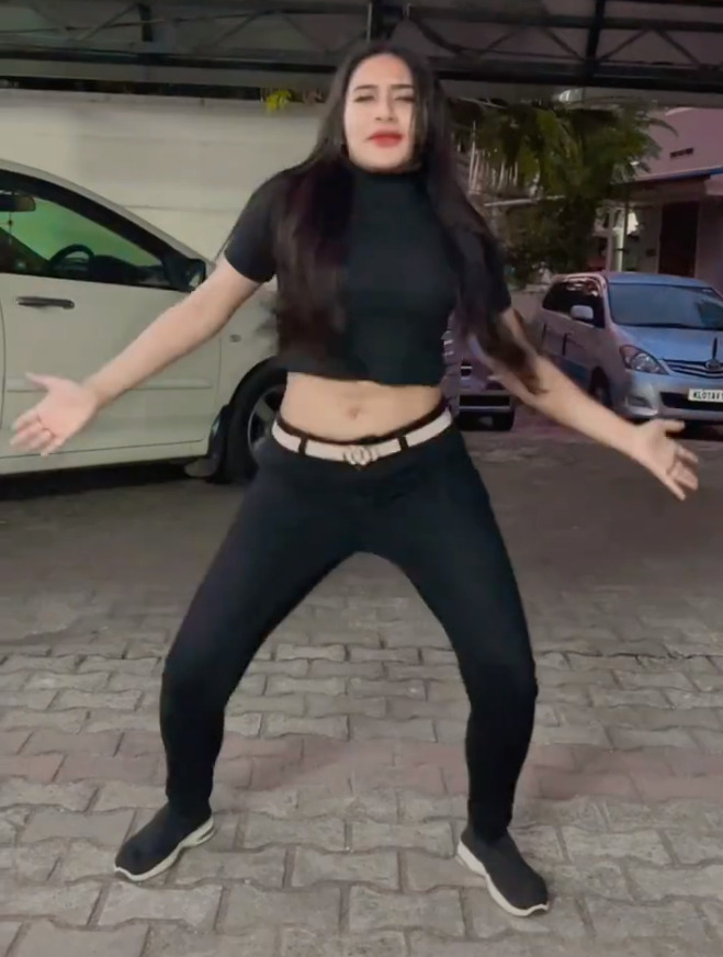 PHOTOS : ஆஹா... குத்து பாடலுக்கு செமயா ஆடுறாங்களே... தன்னந்தனியாக ...