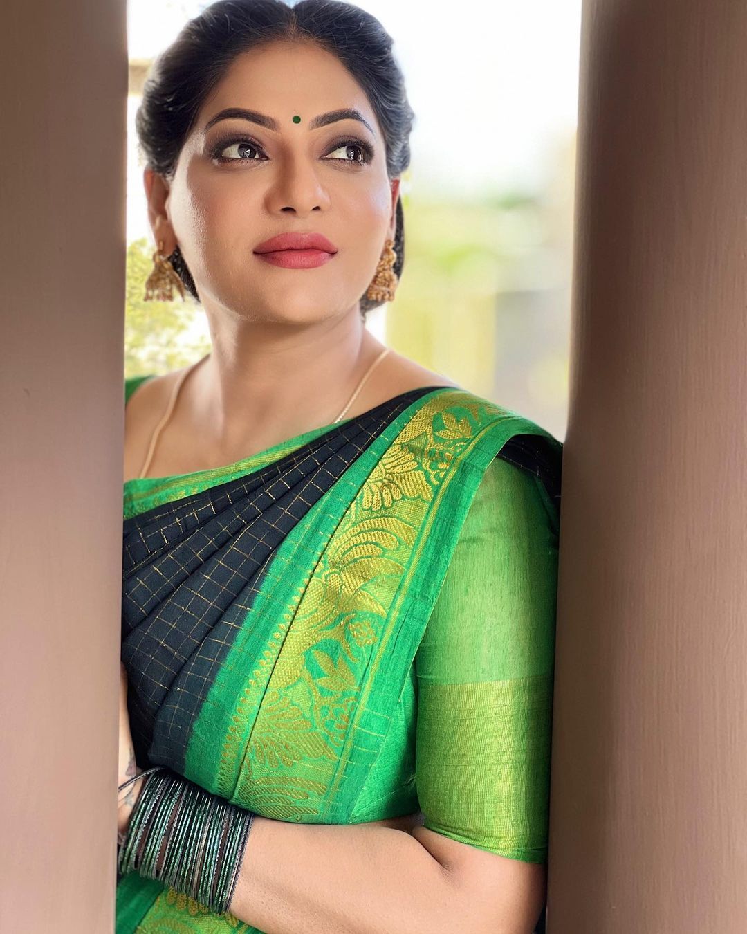 PHOTOS : பச்சை நிற புடவையில் பளிச்சென்று தெரியும் ரேஷ்மா... இளசுகளை ...