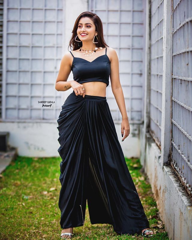 దీపికా పిల్లి చేసే లొల్లి మామూలుగా లేదు.. బ్లాక్ ఔట్‌ఫిట్‌లో సెక్సీగా..!! | Anchor Deepika Pilli ...