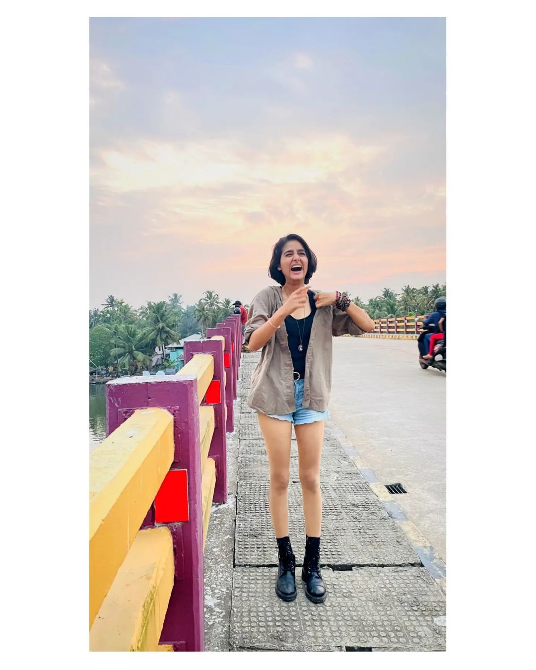 PHOTOS : வாவ்... அழகு பதுமை அணஸ்வரா ராஜன் ! கொஞ்சும் ரசிகர்கள்...நச் ...