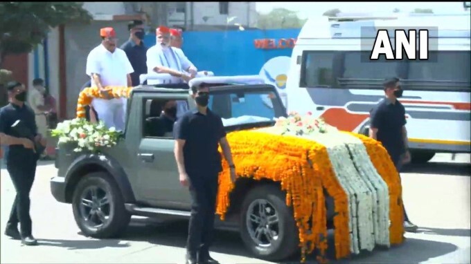 PM Modi road show in Ahmedabad, Gujarat - Oneindia