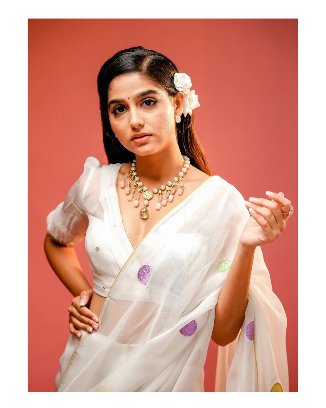 നൈന്റീസ് ലുക്കില്‍ പൊളി ഫോട്ടോഷൂട്ടുമായി അനശ്വര; വൈറലായി ചിത്രങ്ങള് ...