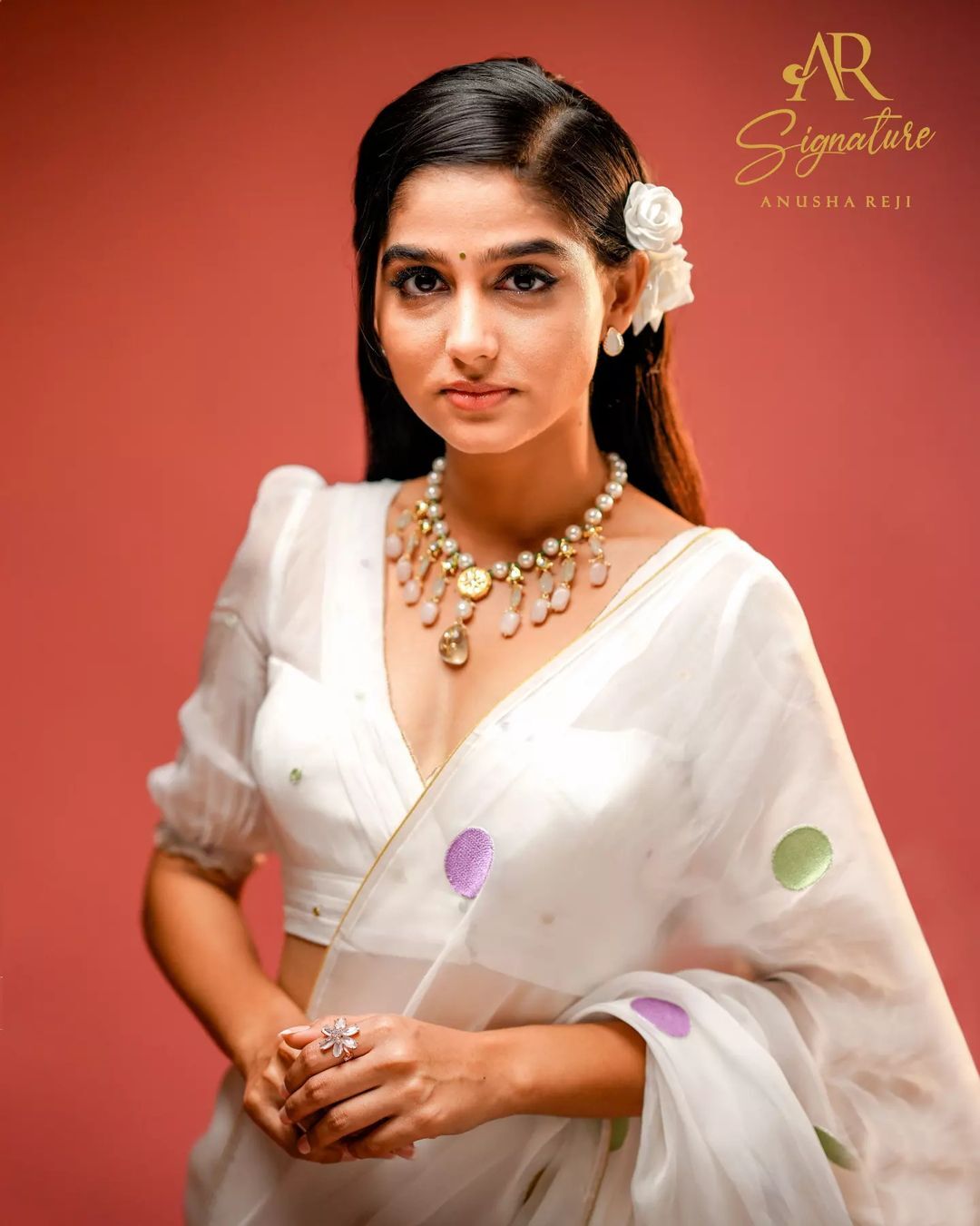 നൈന്റീസ് ലുക്കില്‍ പൊളി ഫോട്ടോഷൂട്ടുമായി അനശ്വര; വൈറലായി ചിത്രങ്ങള് ...