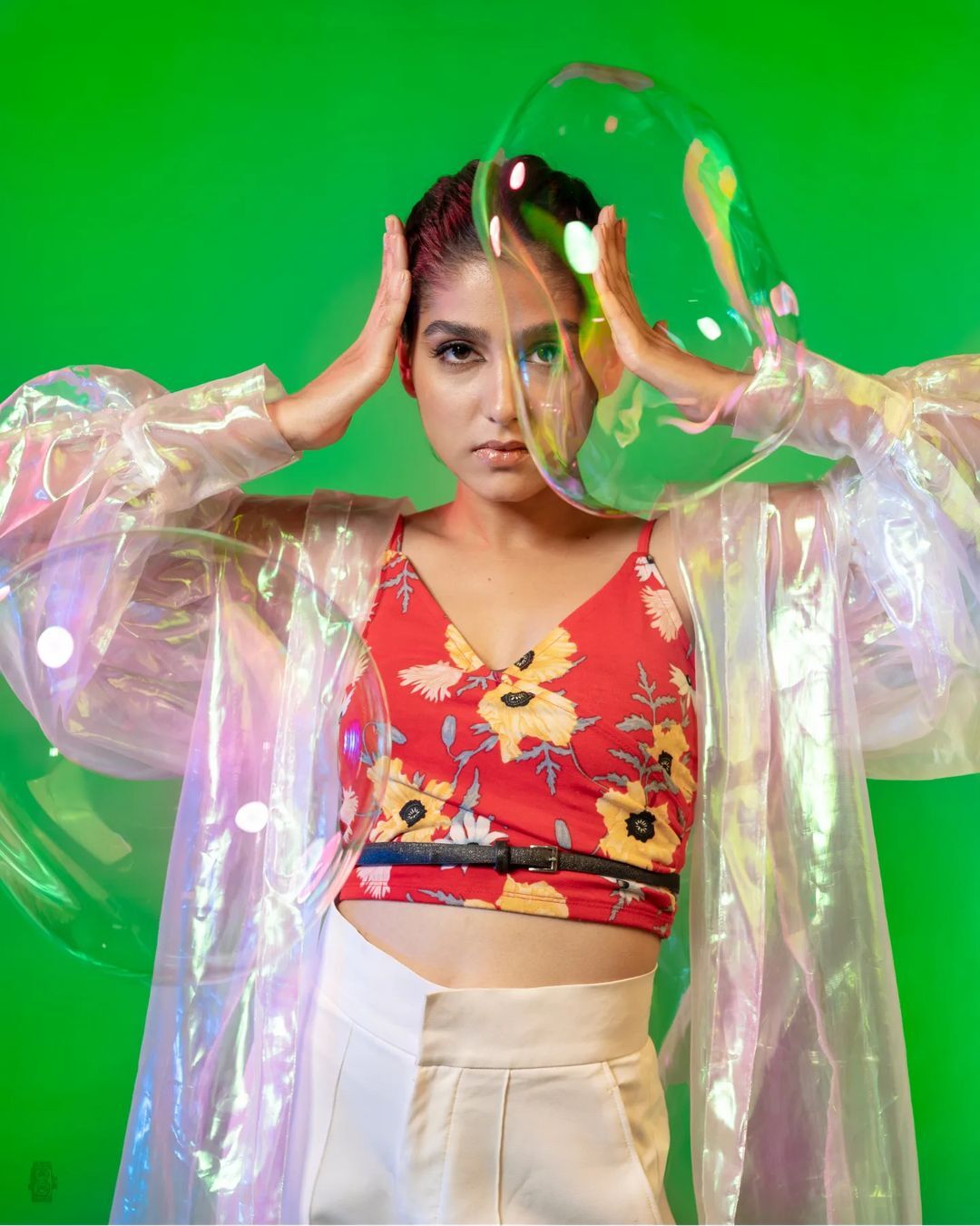 നൈന്റീസ് ലുക്കില്‍ പൊളി ഫോട്ടോഷൂട്ടുമായി അനശ്വര; വൈറലായി ചിത്രങ്ങള് ...