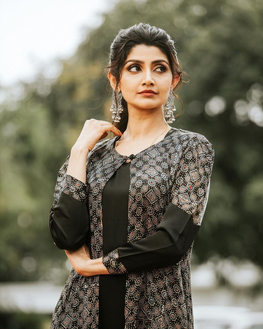 നോട്ടം കൊണ്ട് ആരാധകരെ കയ്യിലെടുത്തു; ദിവ്യ ഉണ്ണിയുടെ ഫോട്ടോഷൂട്ട് ...