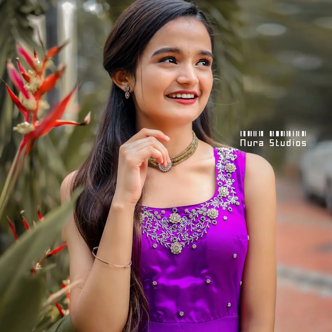 മാലാഖയെ പോലെ തിളങ്ങി മീനാക്ഷി; വൈറല്‍ ചിത്രങ്ങള്‍ ഏറ്റെടുത്ത് ആരാധകര് ...